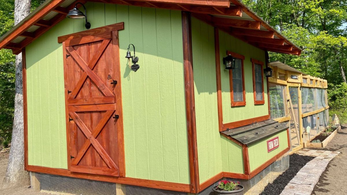Kick-Ass Woman Built Chicken Coop – Bitchin' Chickens